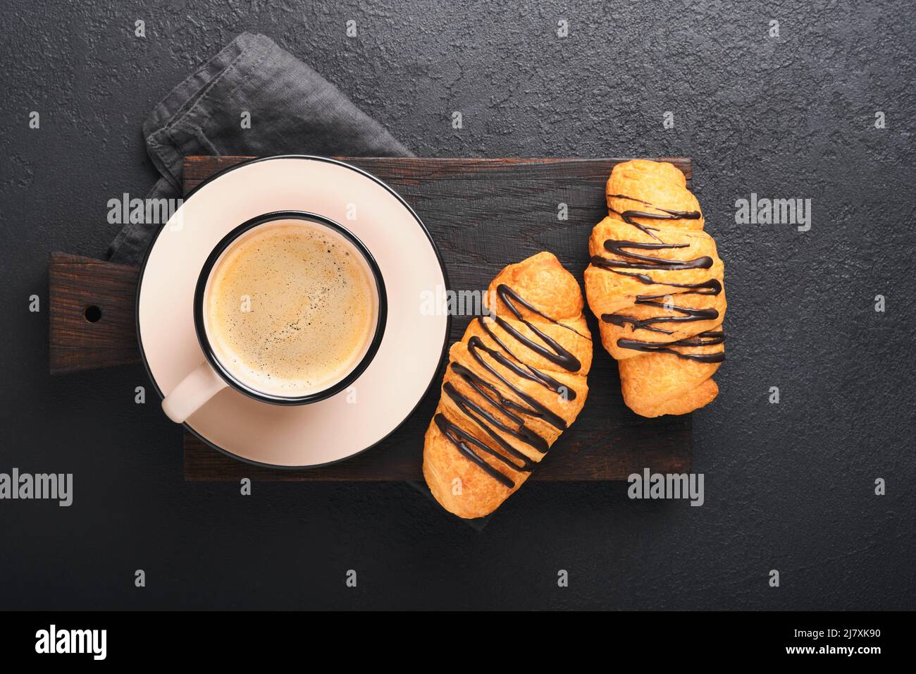 Café et croissant. Café expresso et croissant au chocolat sur table en ...