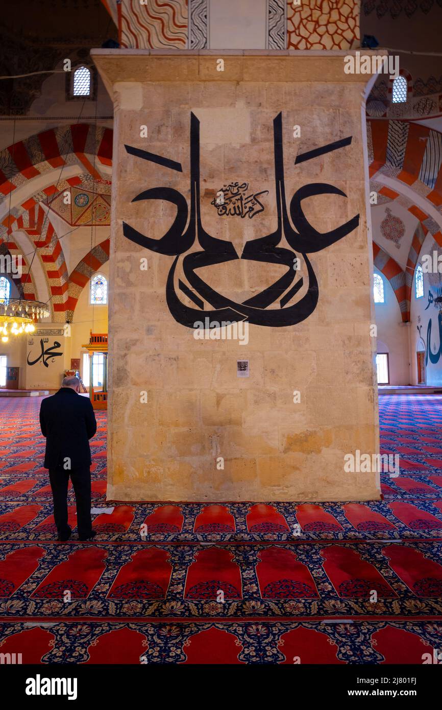 Prier l'homme musulman derrière un pilier de la vieille mosquée d ...
