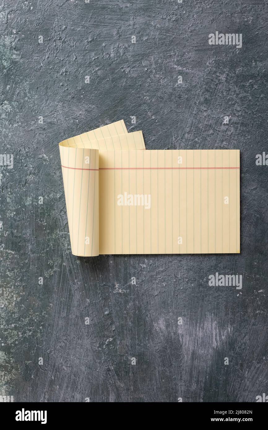 Cahier vide sur un fond vert dans le concept de l'éducation, étudier à ...