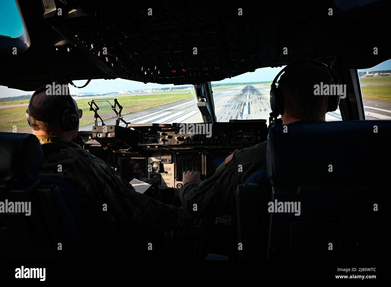 Le lieutenant-colonel Timothy Garland de la US Air Force et le 1st ...