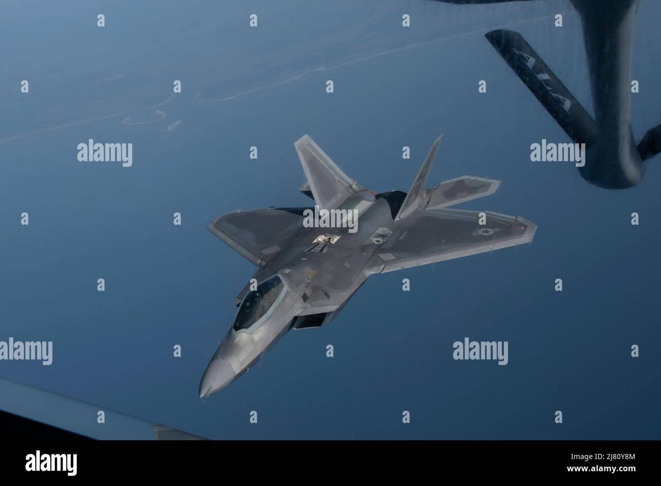 Un F-22 Raptor de la Force aérienne des États-Unis avec l'aile Fighter ...