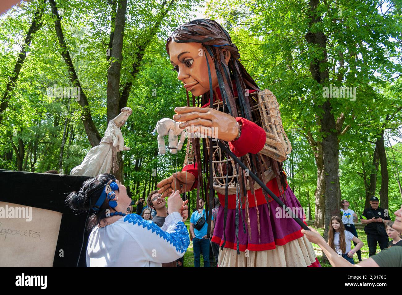 Lviv, Ukraine. 11th mai 2022. Une femme interagit avec Amal, une ...