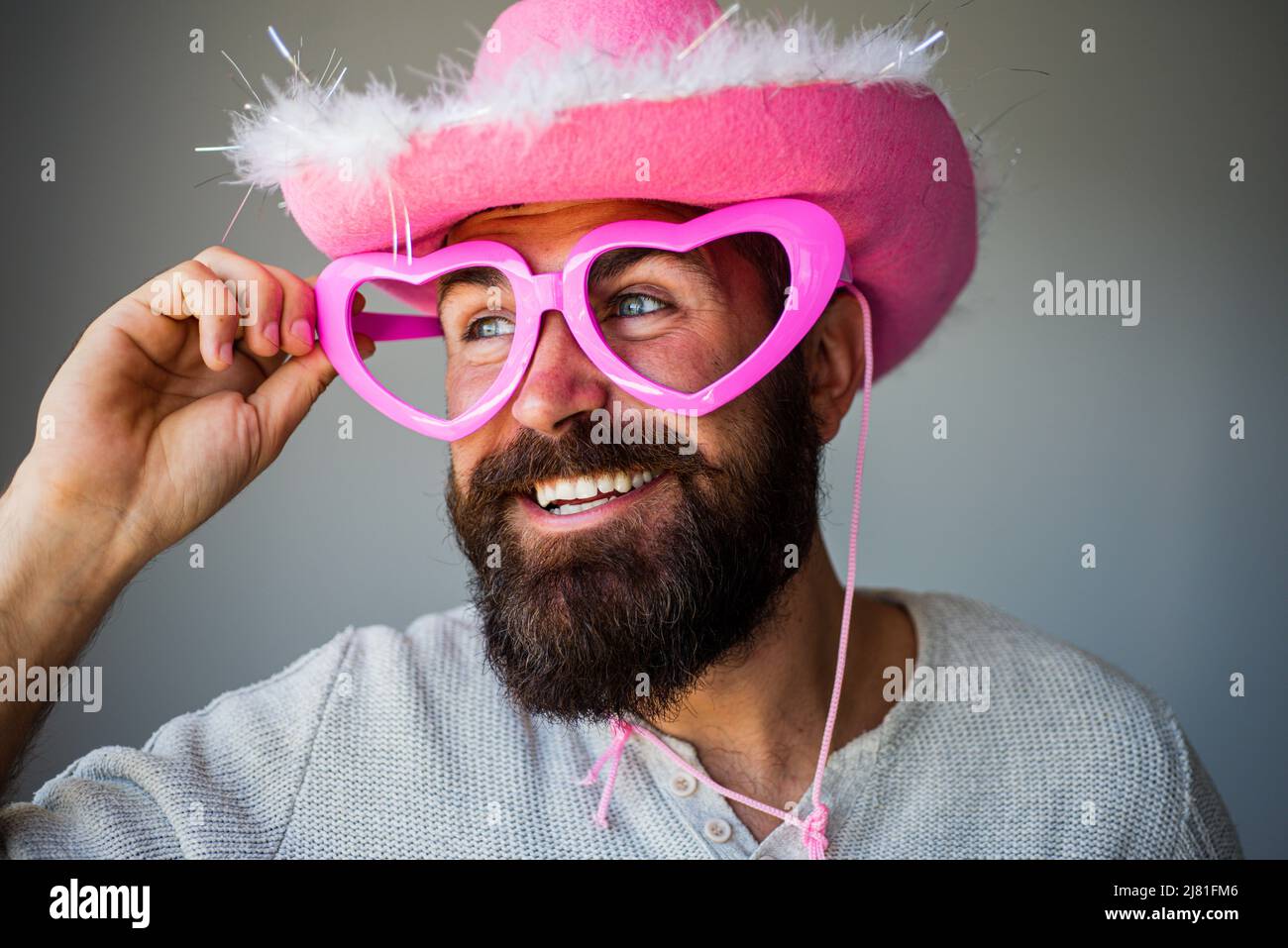 Gros plan sur un romantique fou. Sourire heureux visage. Jeune homme ...