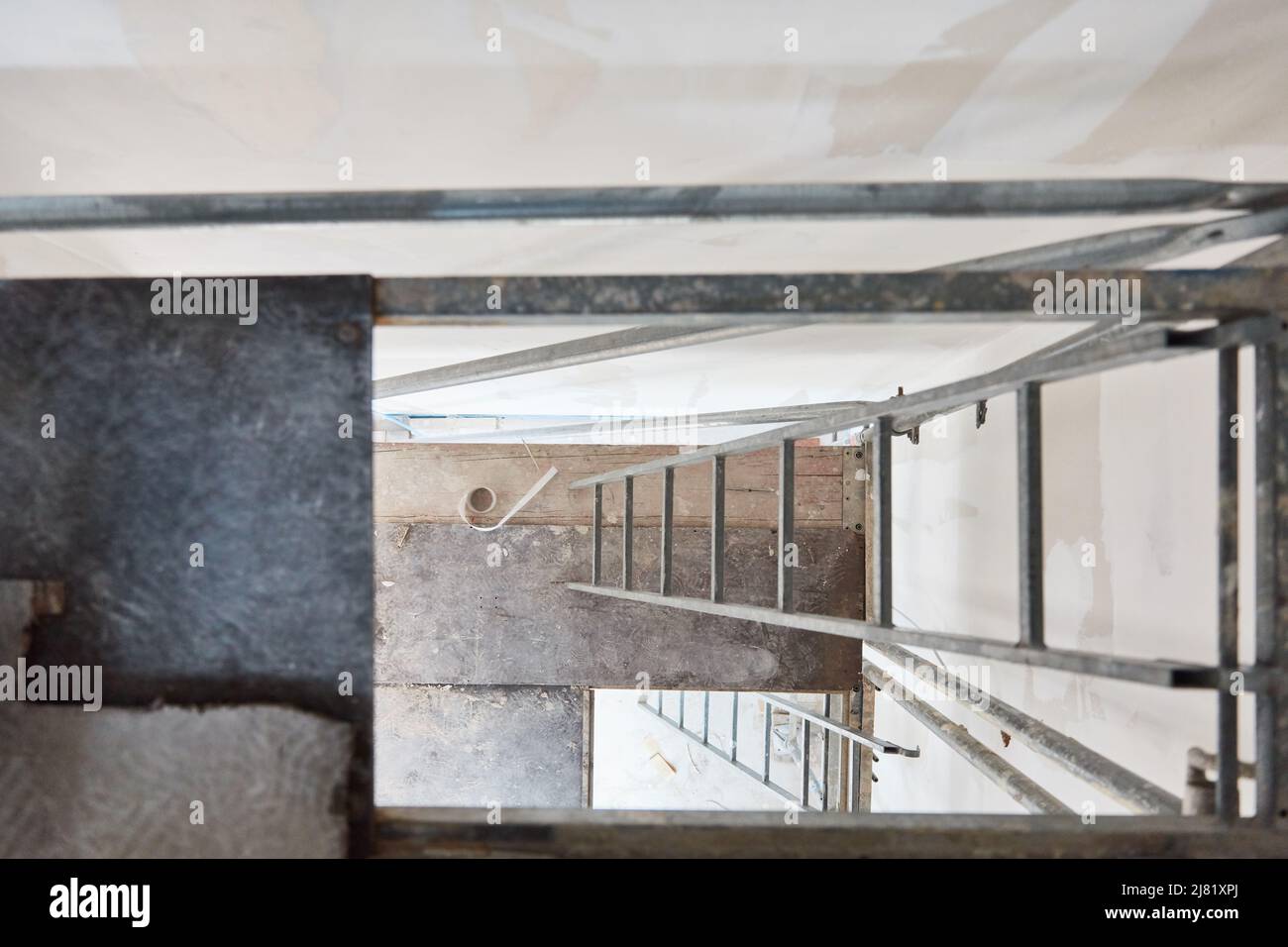 Vue sur l'échelle à l'intérieur de l'échafaudage sur le chantier de ...