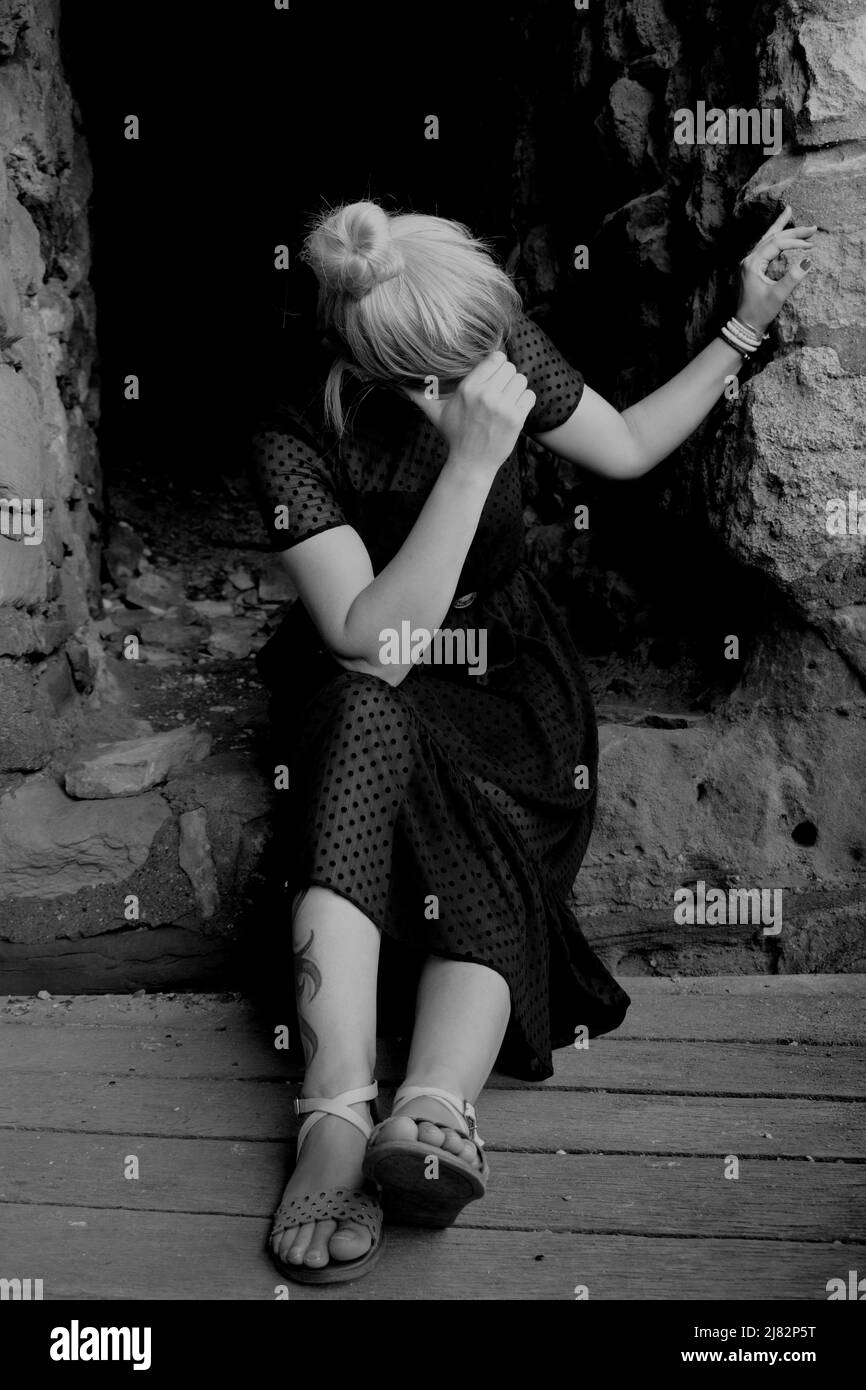 Femme pleure Banque d'images noir et blanc - Alamy