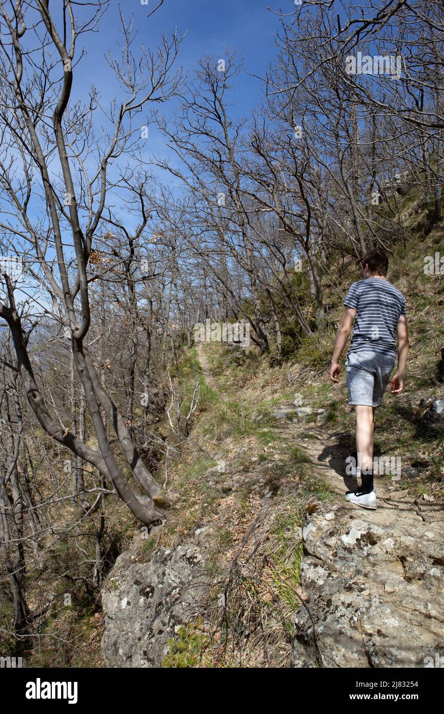 Une randonnée adolescente dans les Apennines. Il marche sur un chemin ...