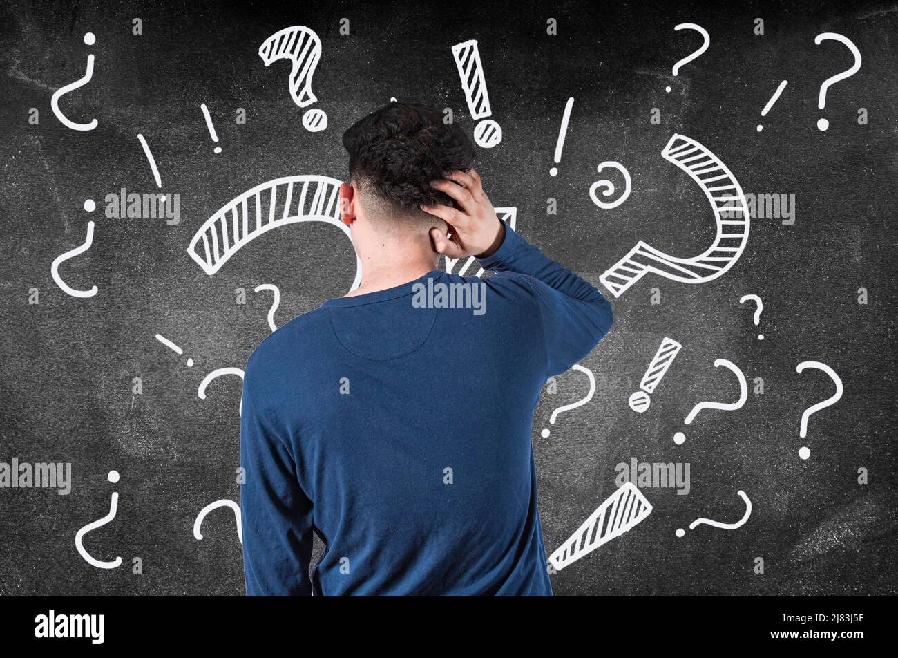 Homme perplexe à l'arrière d'un tableau noir, homme perplexe à la tête ...