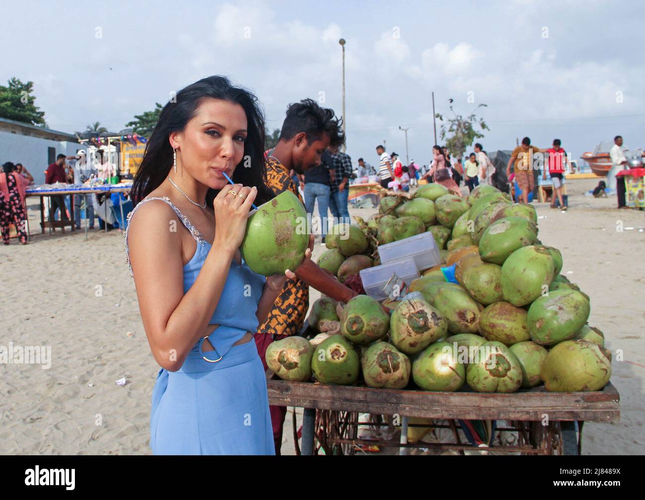 Mumbai, Inde. 12th mai 2022. L'actrice américaine Emily Shah sime l'eau ...