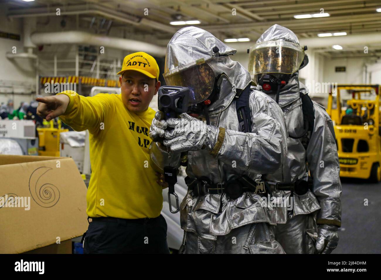 30 avril 2022 - Mer des Philippines - Aviation Boatswain Mate (Handling ...