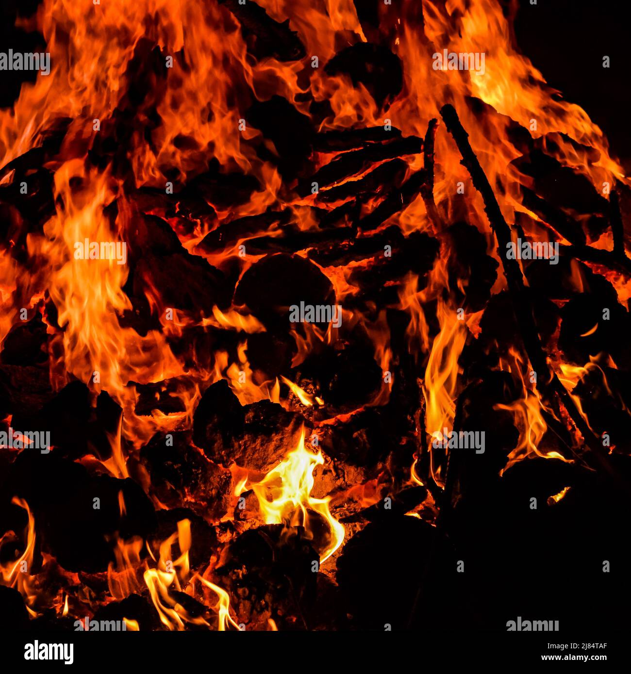 Flammes de feu sur fond noir, Blaze feu texture de flamme fond, magnifiquement, le feu est en ...