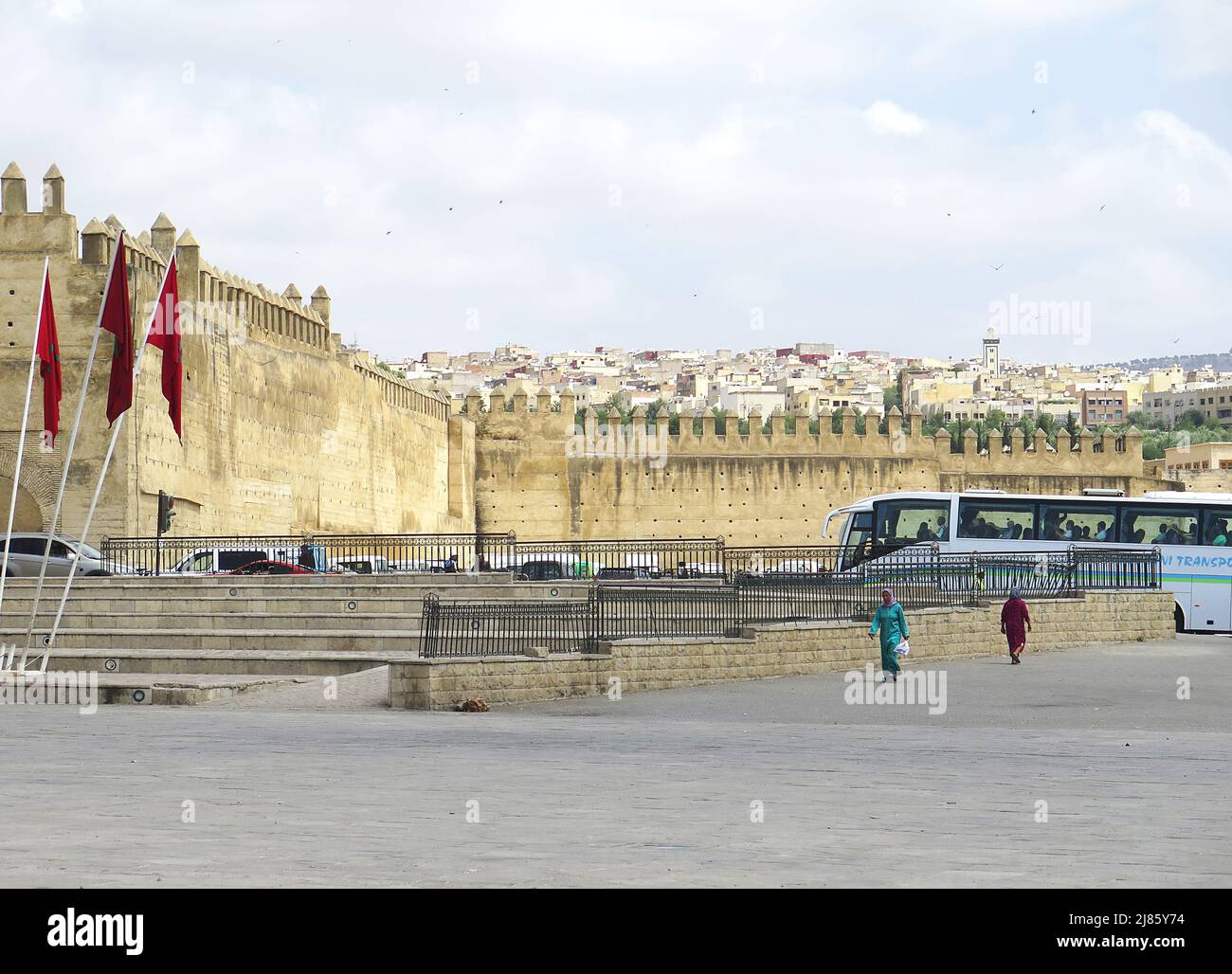 Palais et drapeaux dans une rue de Rabat, Maroc, Afrique Photo Stock ...