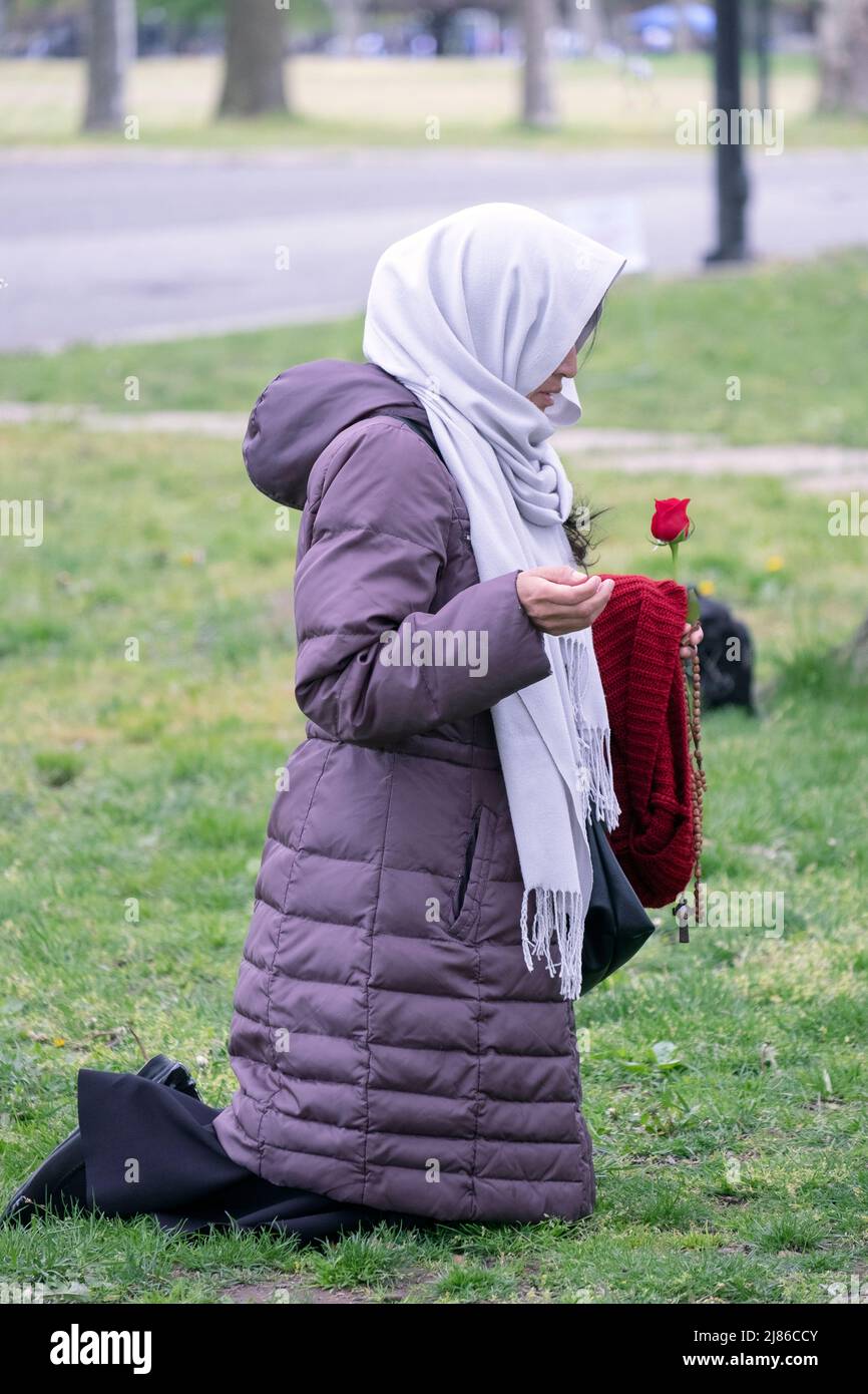 Une femme catholique romaine dévolait sur le site du parc de Flushing ...