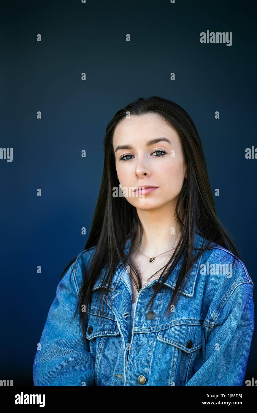 Femme aux yeux bleus brune adolesante Banque de photographies et d ...