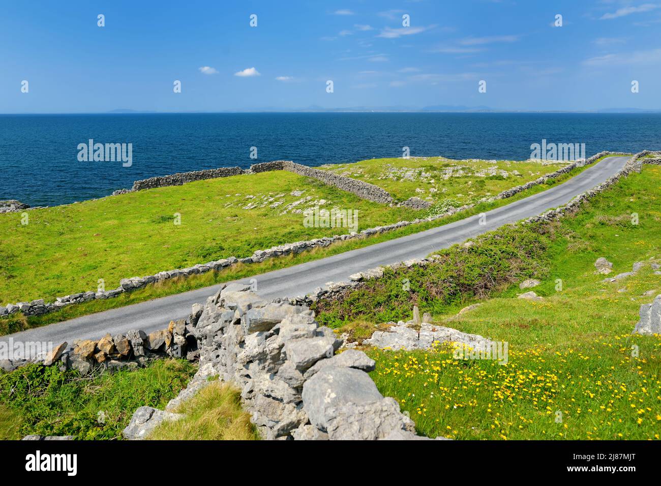 L'Inishmore ou Inis Mor, la plus grande des îles d'Aran dans la baie de ...