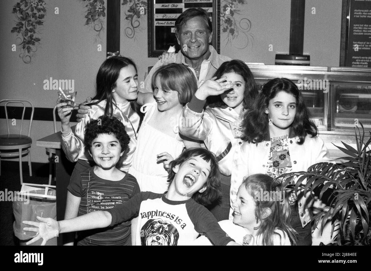 Patircia Ann Patts célébrant le premier anniversaire d'Annie avec des ...