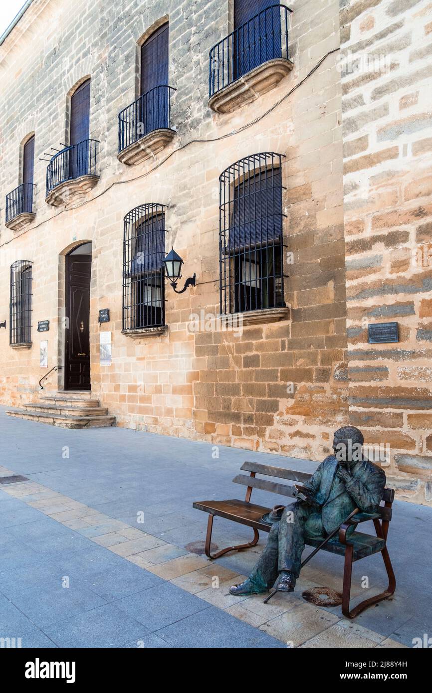 Statue en bronze du poète Antonio Machado assis sur un banc devant la ...
