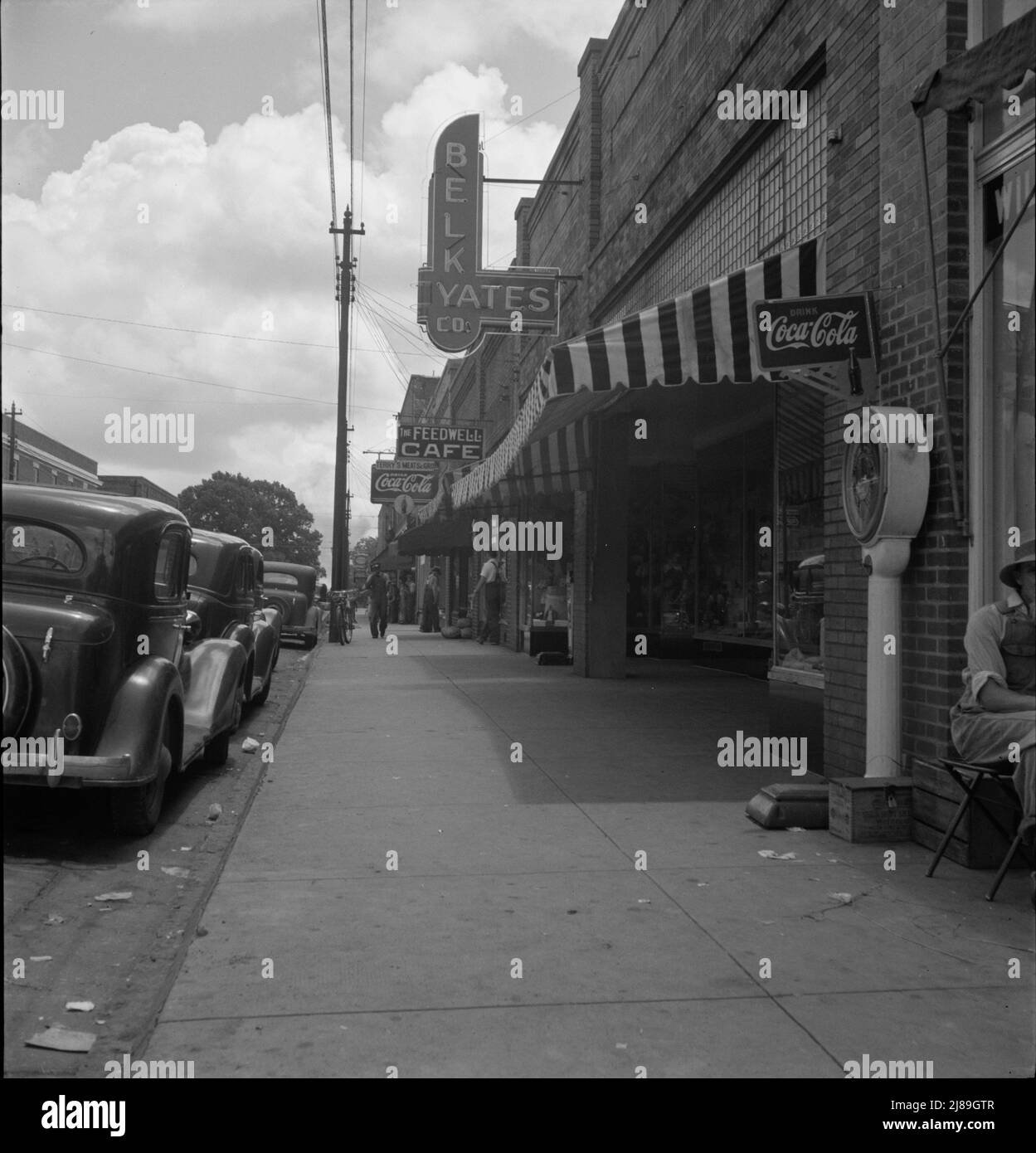 Boire du coca cola Banque d'images noir et blanc - Alamy