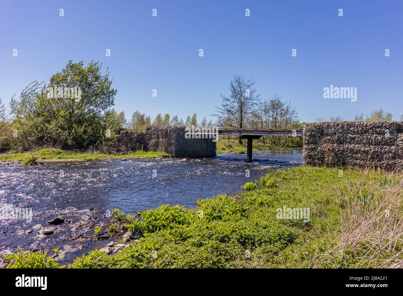 Ruisseau qui coule dans la rivière Oude Maas, passerelle piétonne avec ...