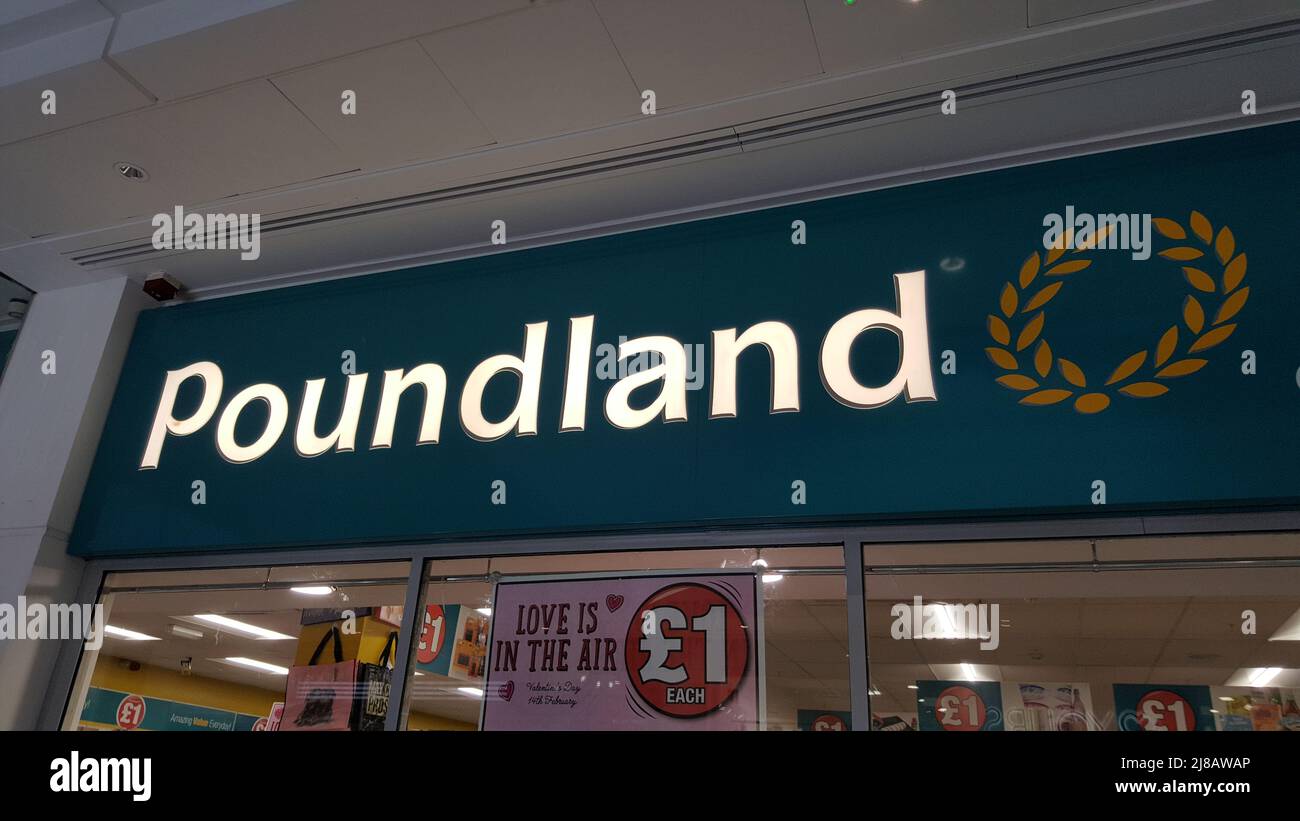 Poundland shop sign Banque de photographies et d’images à haute ...