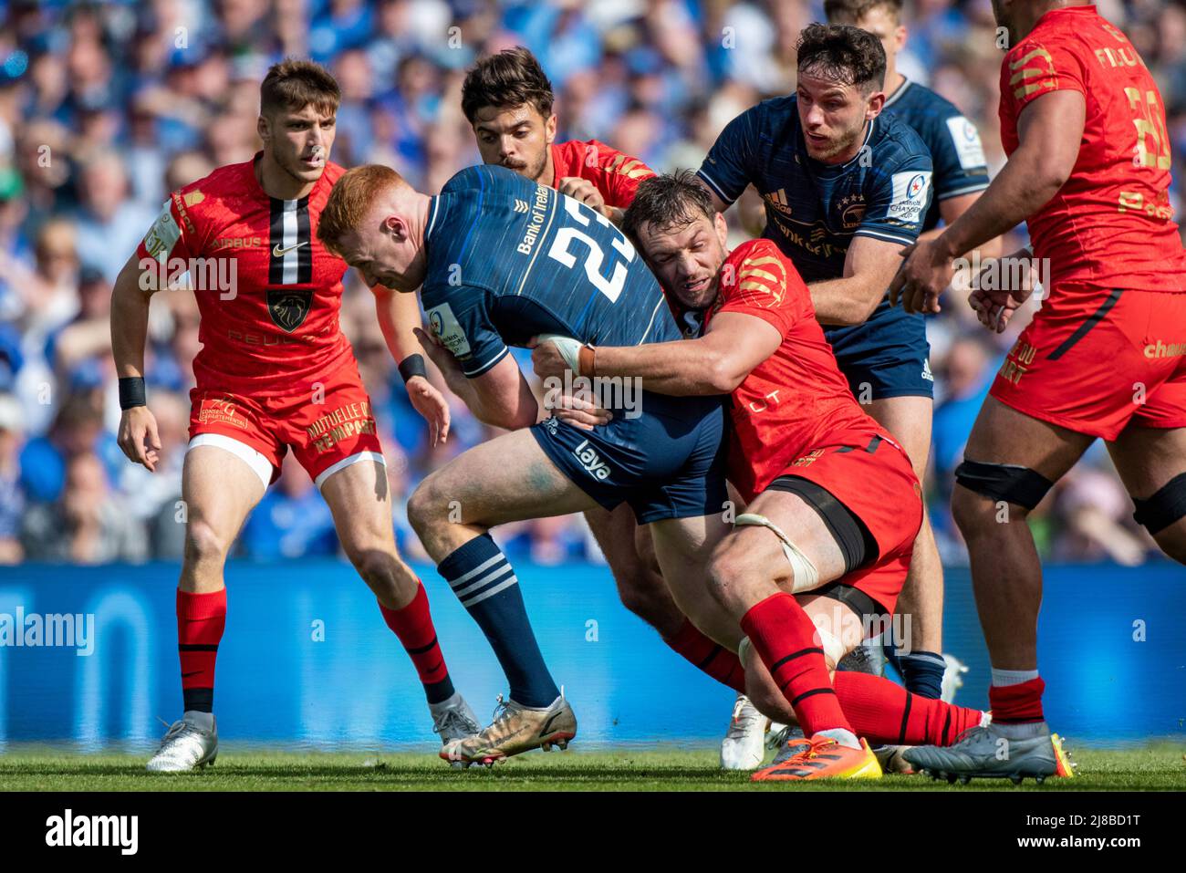 Dublin, Irlande. 15th mai 2022. Ciarán Frawley, de Leinster, affronté ...