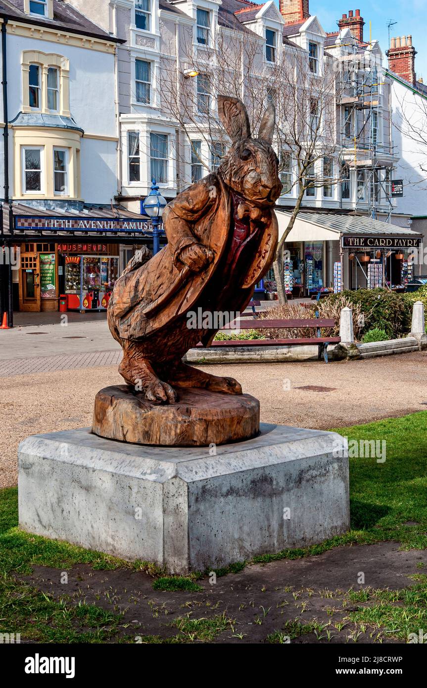 Un lapin blanc en chêne par le sculpteur Simon Hedger pour marquer l ...