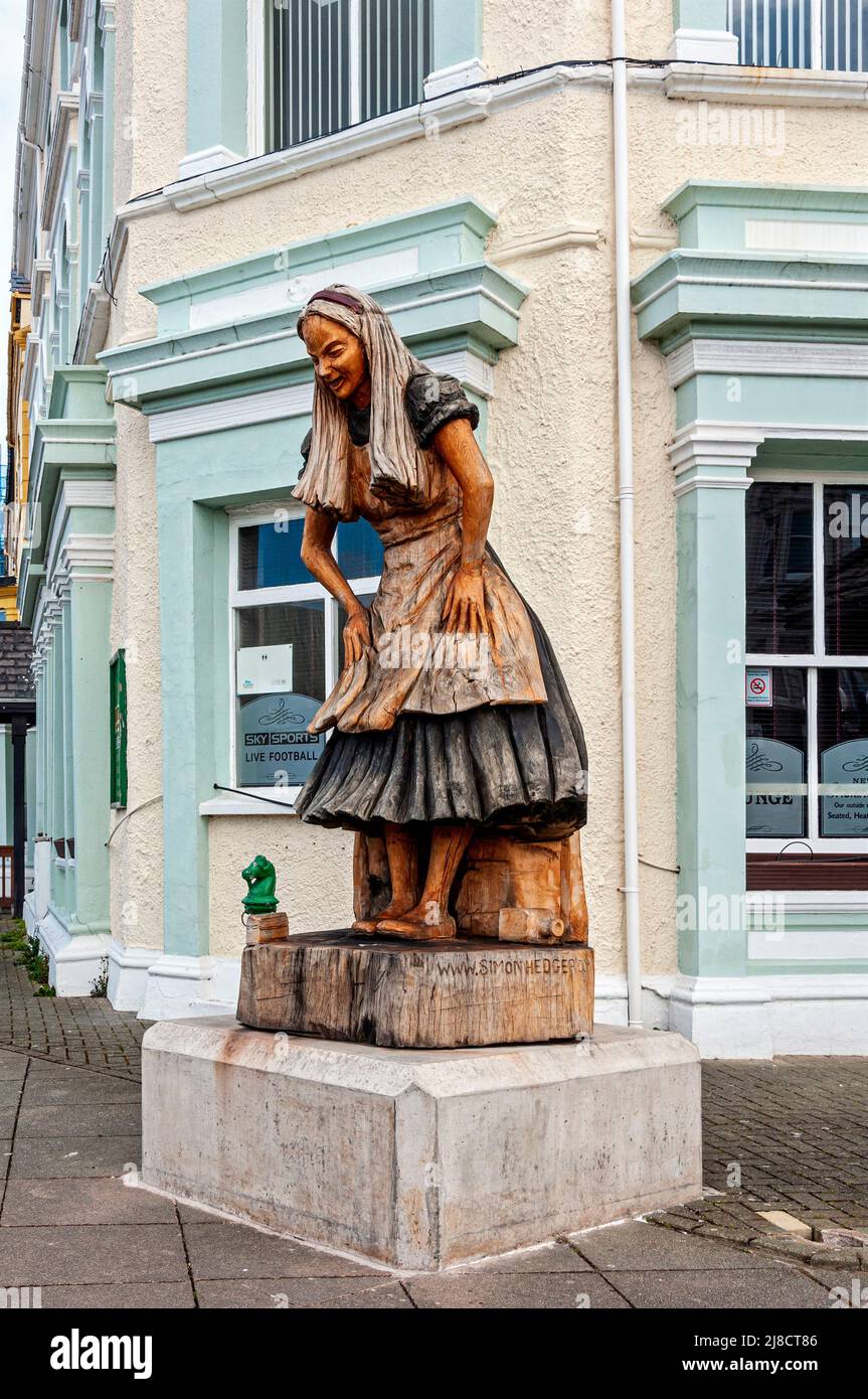 Une sculpture d'Alice en chêne par le sculpteur Simon Hedger pour ...
