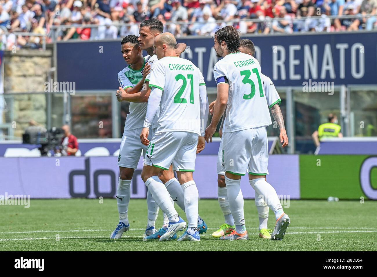 Gianluca Scamaca fêtez son but avec leur coéquipier lors du FC de ...