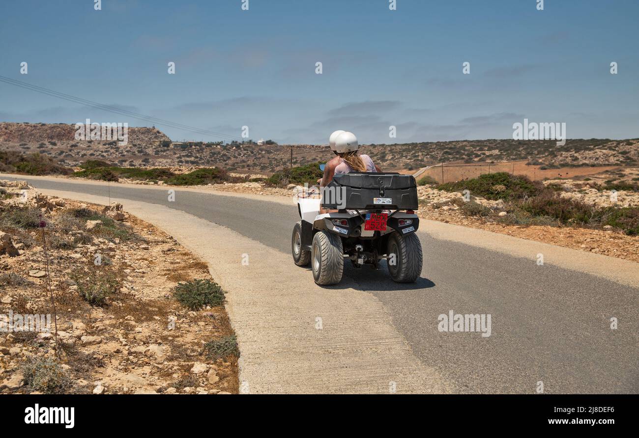 Ayia Napa, Chypre - 27 mai 2021 : les jeunes voyagent à bord d'un quad ...