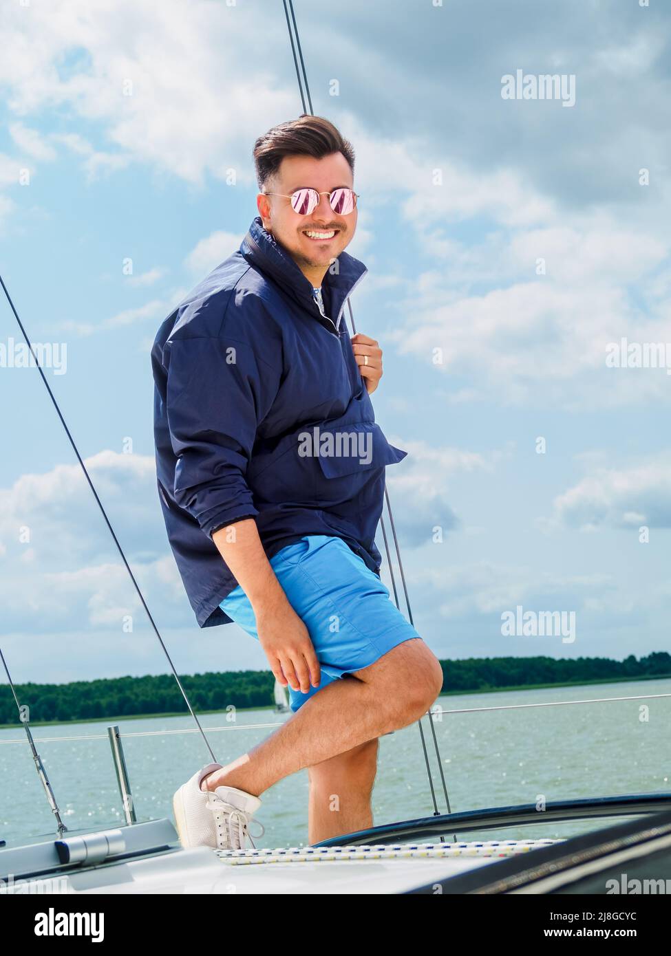 Homme sur un voilier en mer Banque de photographies et d’images à haute ...