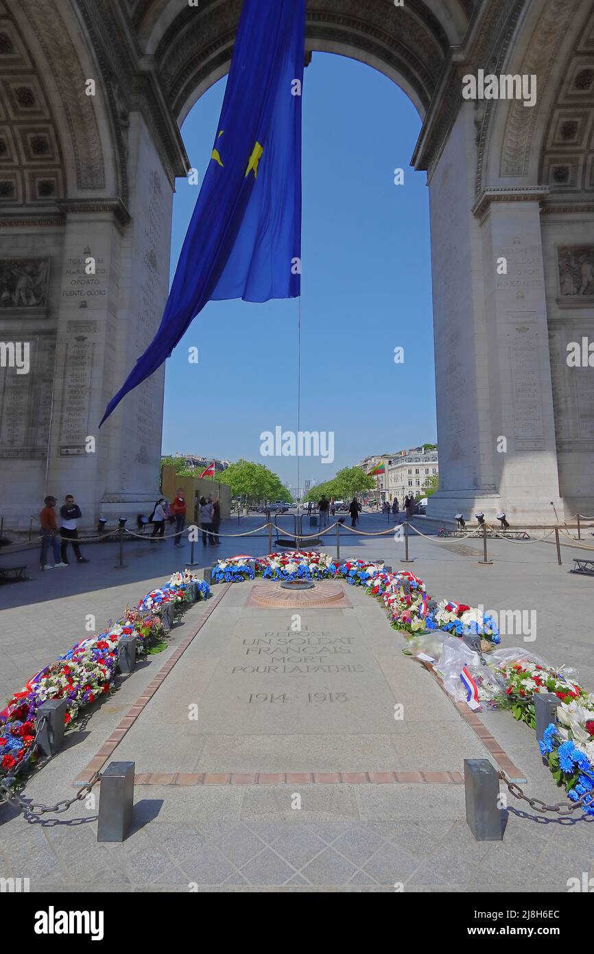 Tombe du Soldat inconnu sous l'Arc de Triomphe à Paris - 2022 Photo ...