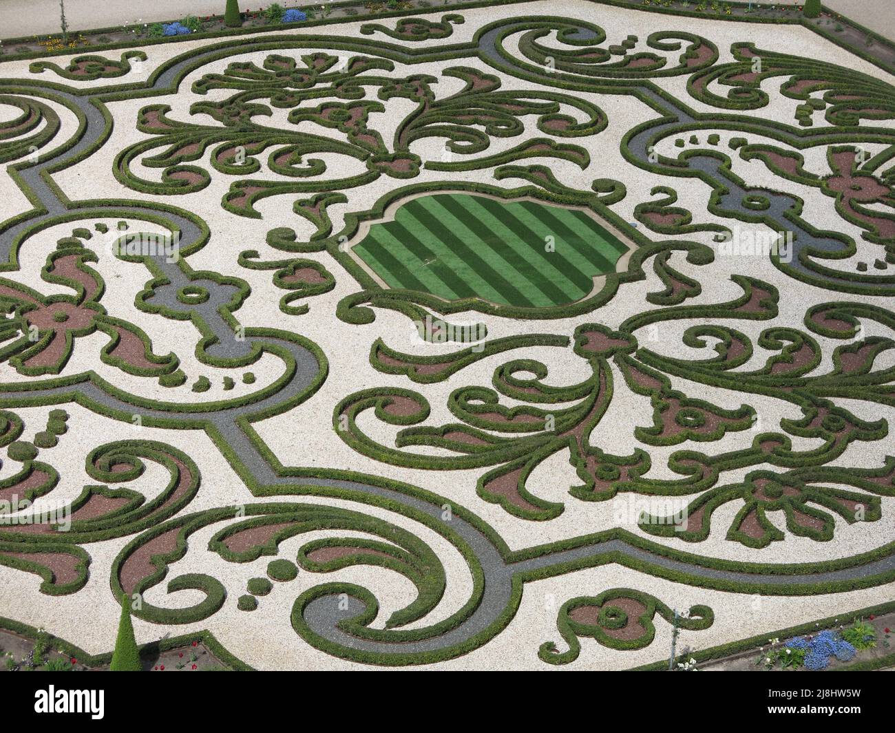 Vue rapprochée sur le motif orné du parterre dans les jardins du palais ...
