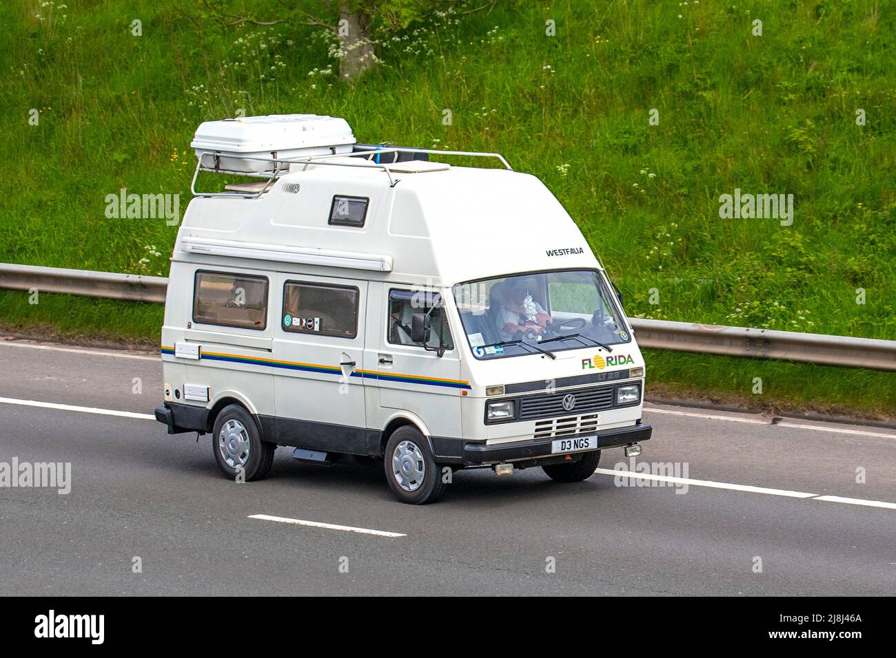 Van camper panneau volkswagen sur blanc Banque de photographies et d ...