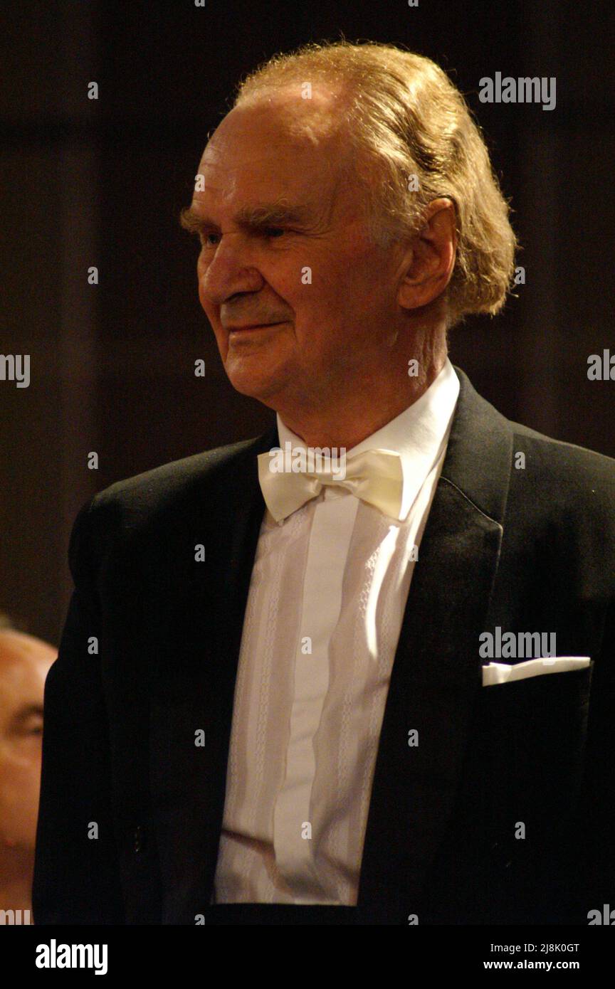 Camisa blanca jerzy semkow Banque de photographies et d’images à haute ...