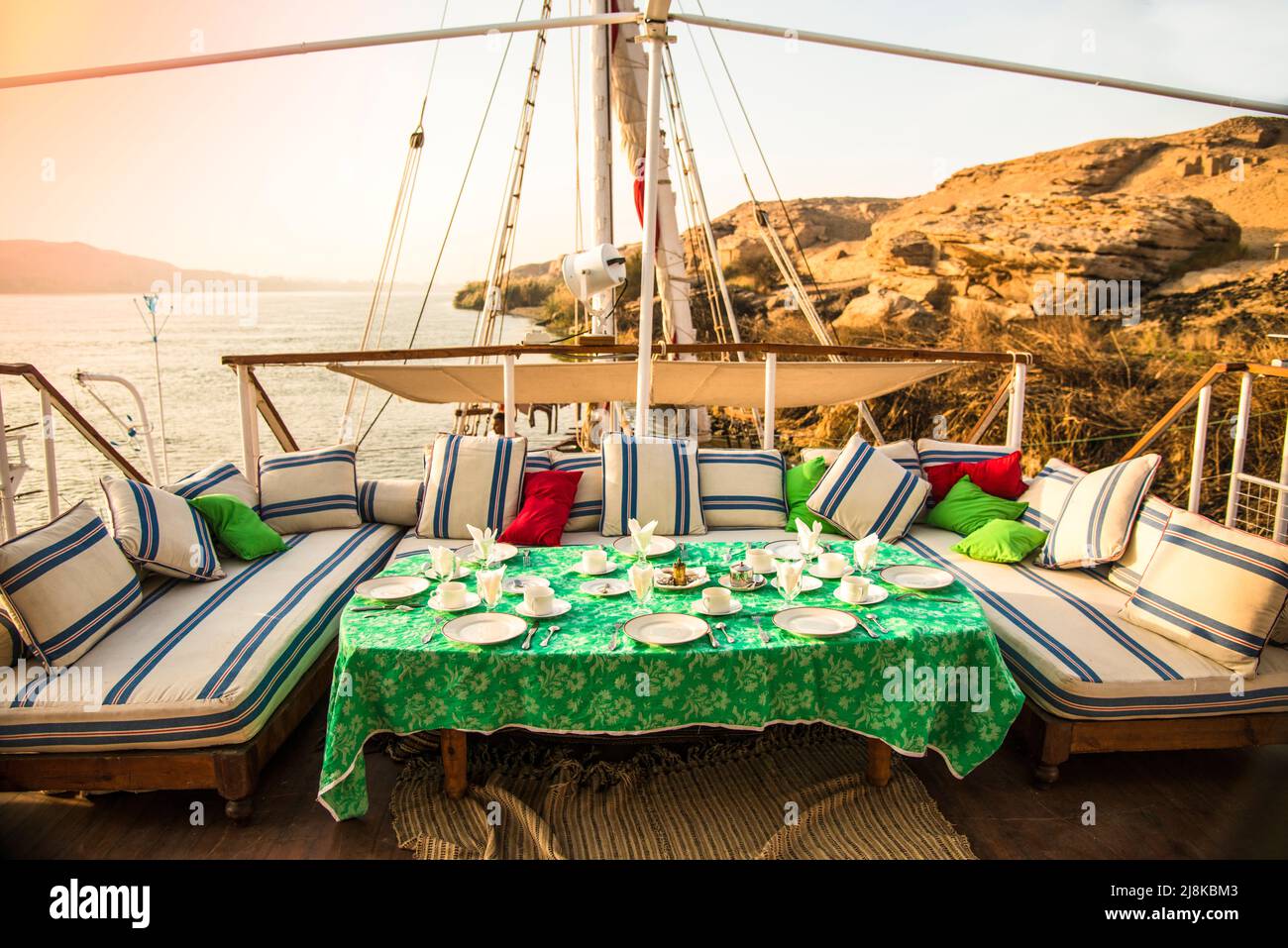 Salle à manger prête pour le petit déjeuner sur la terrasse d'un bateau ...