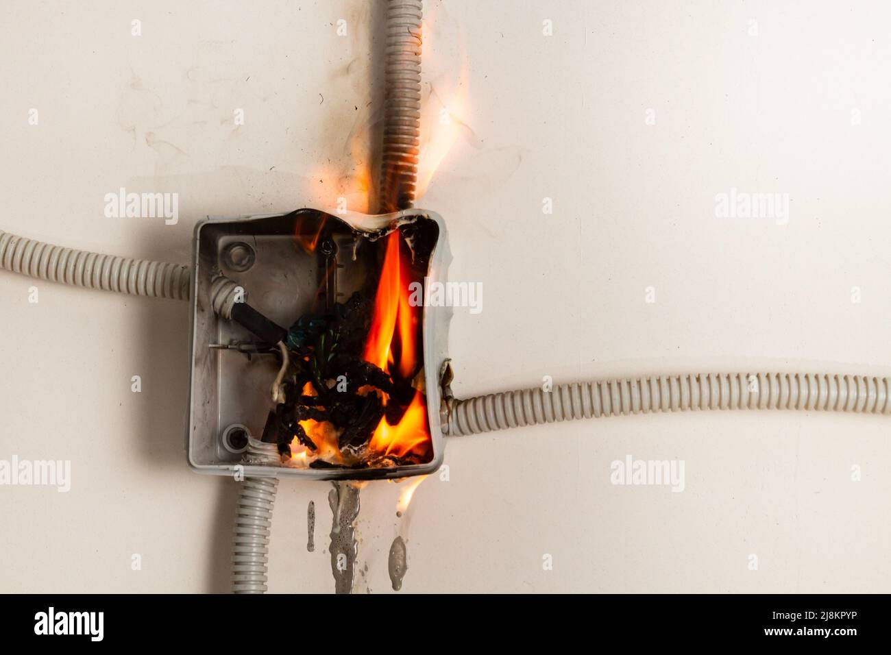 Les fils de la centrale électrique ont pris feu, créant une situation d ...