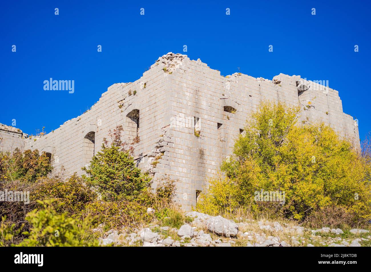 Chute de la tour de la forteresse Kosmac. Ancienne forteresse austro ...