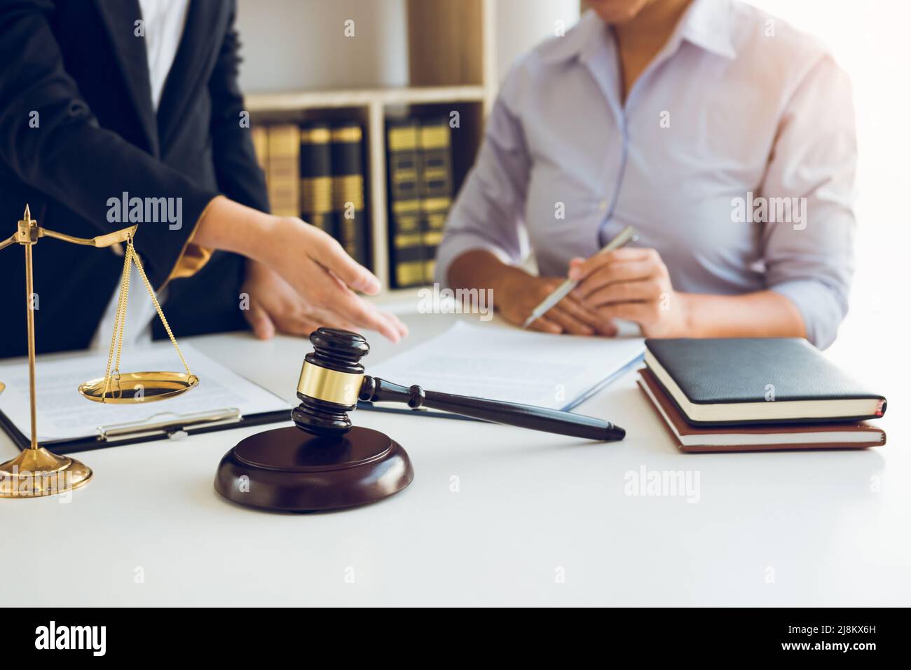 L'avocat a expliqué au client les questions juridiques qui doivent être ...