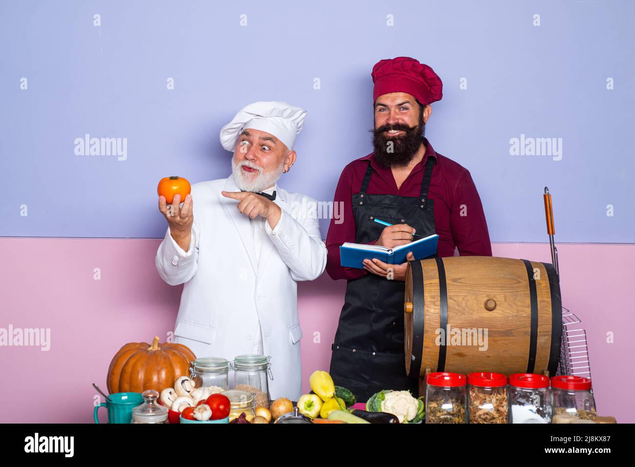 Cuisinez la recette. Deux hommes en uniforme de chef approuvant le ...