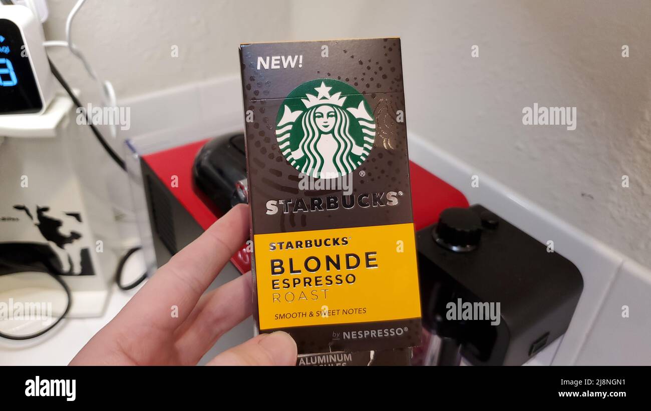 La main d'une personne tient un forfait Espresso Blonde Starbucks at ...