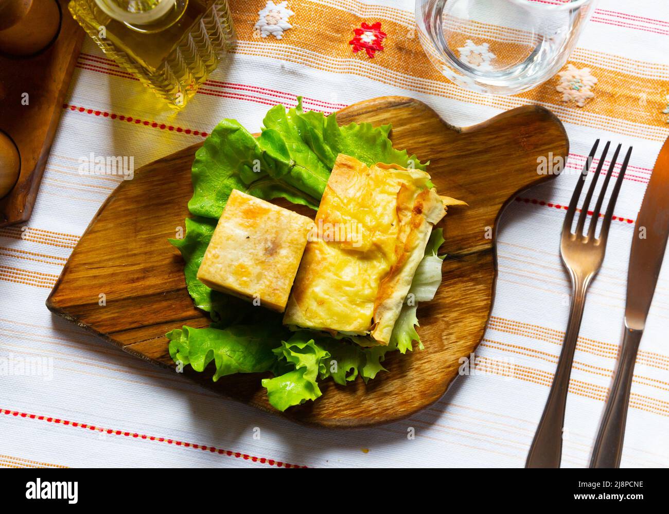 Flija - pâte feuilletée cuite à la crème ou au fromage. Servi sur une ...