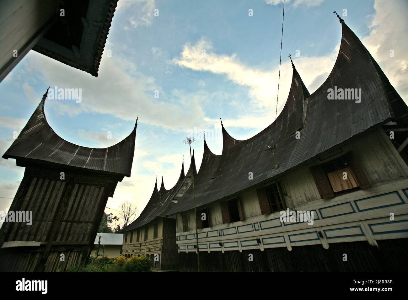 Maison traditionnelle de Minangkabau avec toit en forme de corne de ...