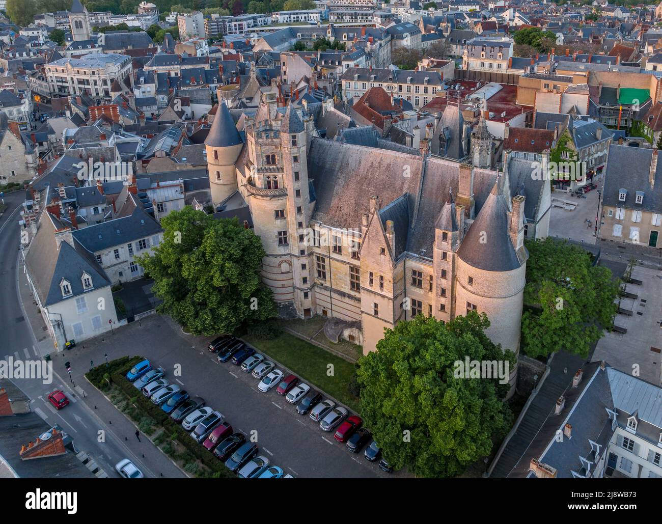 Vue aérienne de la ville médiévale de Bourges en France centrale avec ... Vue aérienne de la ville médiévale de Bourges en France centrale avec ...