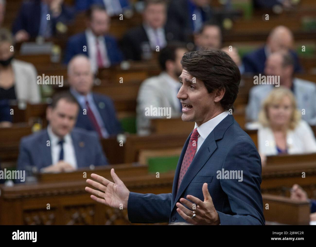 Le premier ministre Justin Trudeau se lève pendant la période des ...