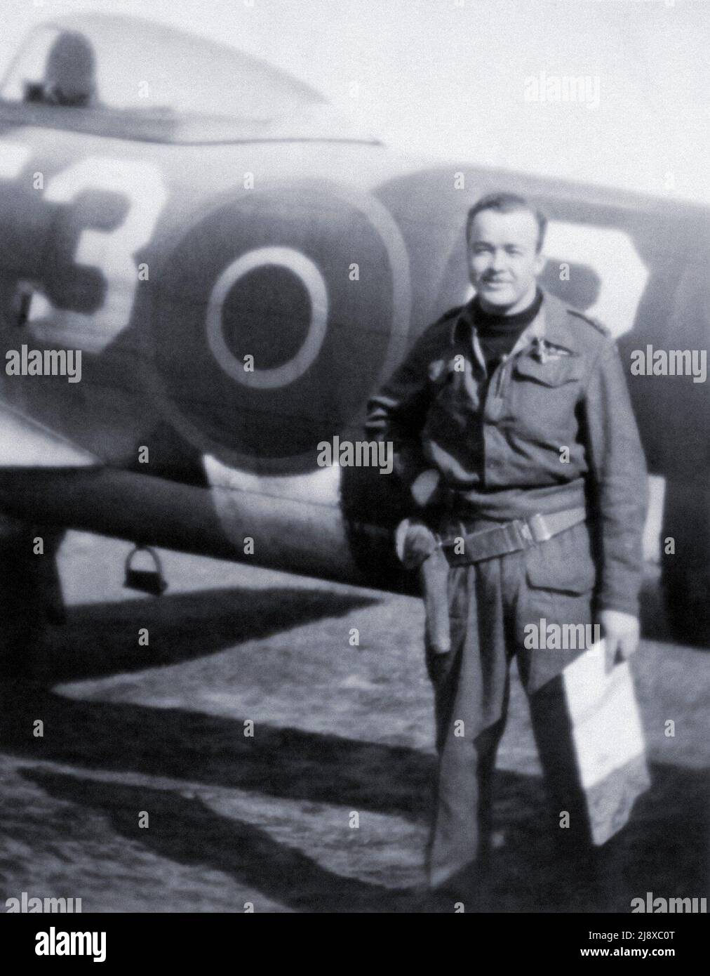 Sqn LDR Jack Beirnes ARC, CO de 438 Sqn, avec son Hawker Typhoon F3-B ...