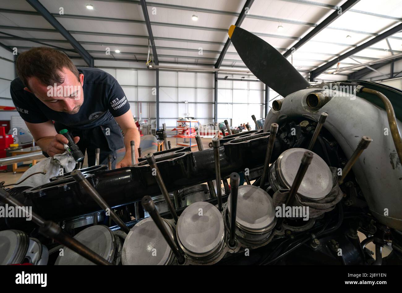 Connor Dimmock, ingénieur de la compagnie de restauration d'aéronefs ...