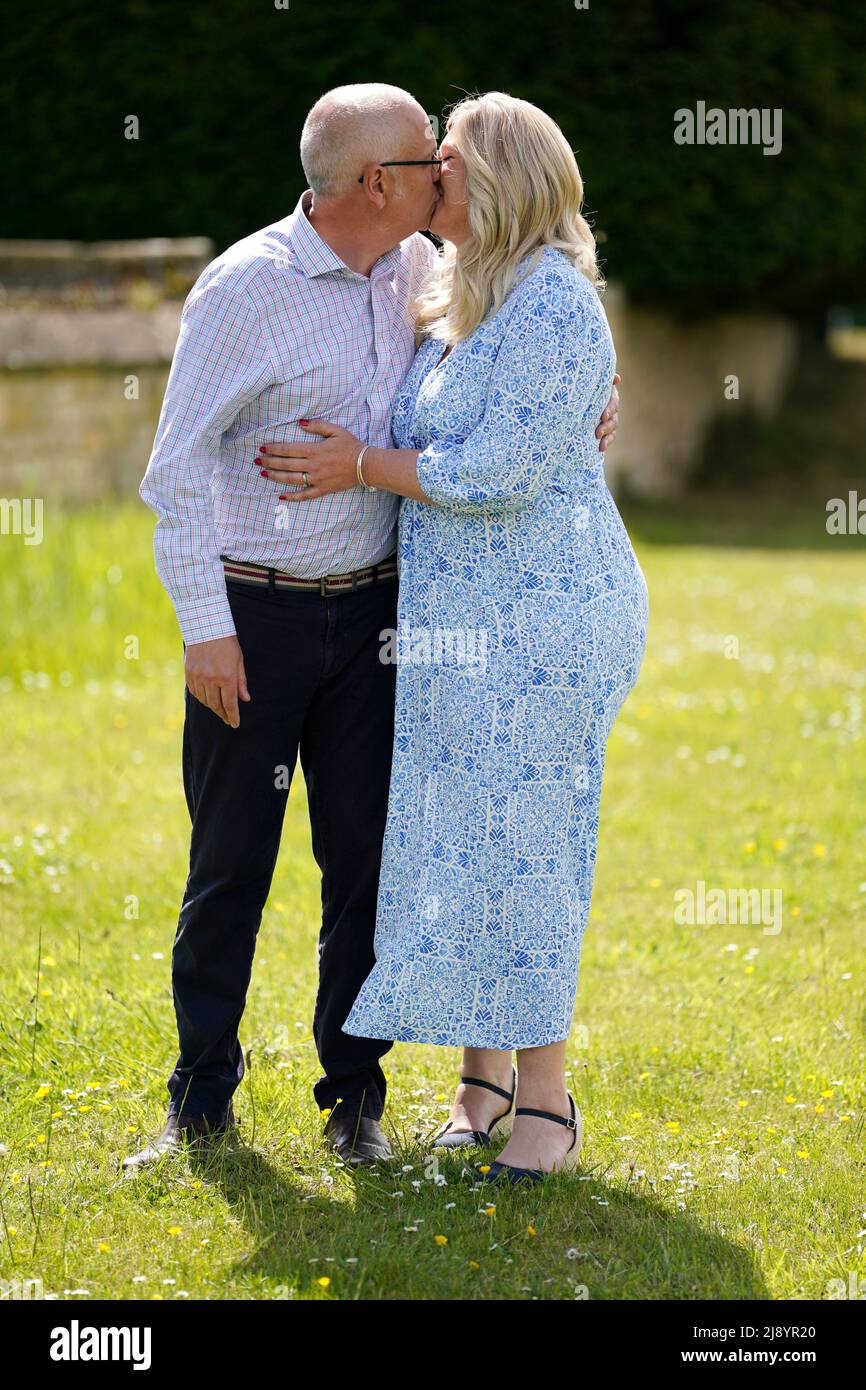 Joe Thwaite, 49 ans, et Jess Thwaite, 46 ans, de Gloucestershire fêtent ...