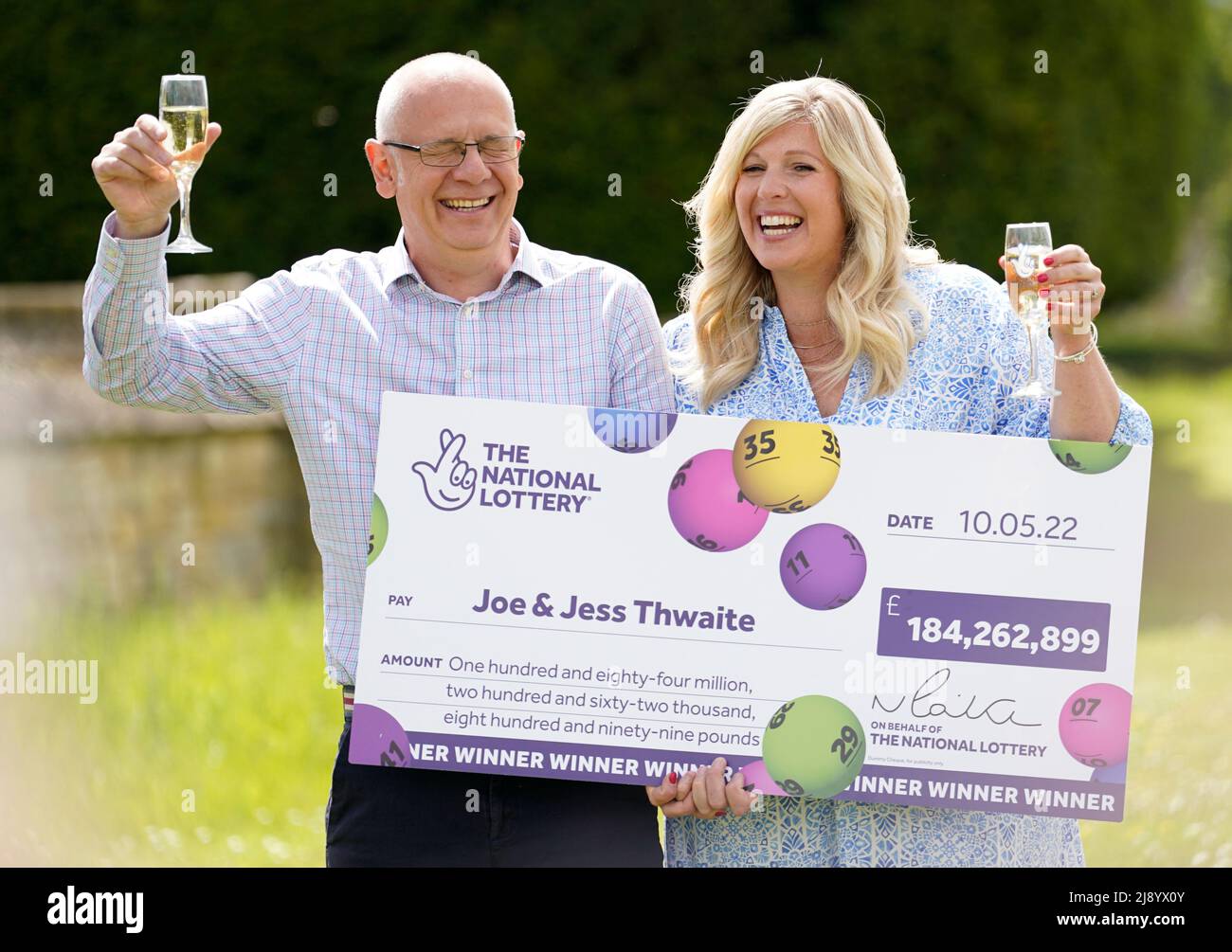 Joe Thwaite, 49 ans, et Jess Thwaite, 46 ans, de Gloucestershire fêtent ...
