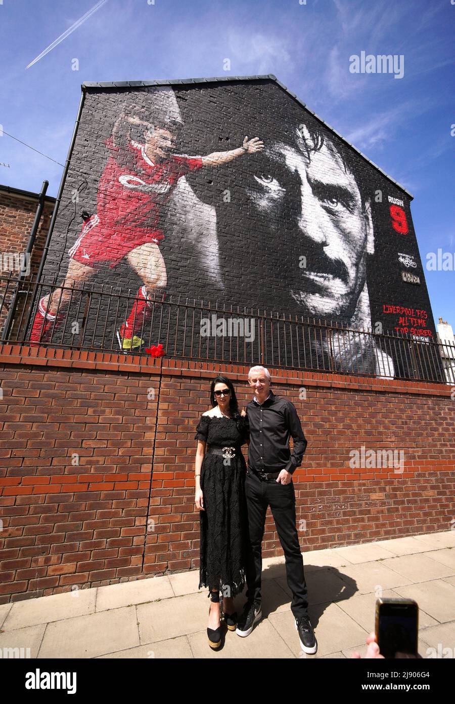 L'ancien joueur de Liverpool Ian Rush et son associé Carol Anthony ...