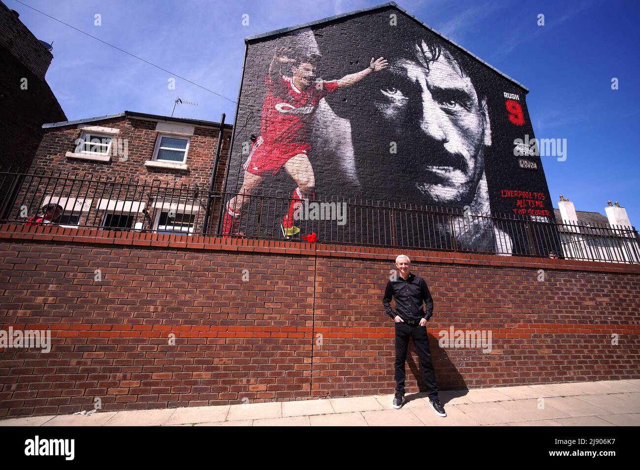 L'ancien joueur de Liverpool Ian Rush pose devant une fresque de lui ...