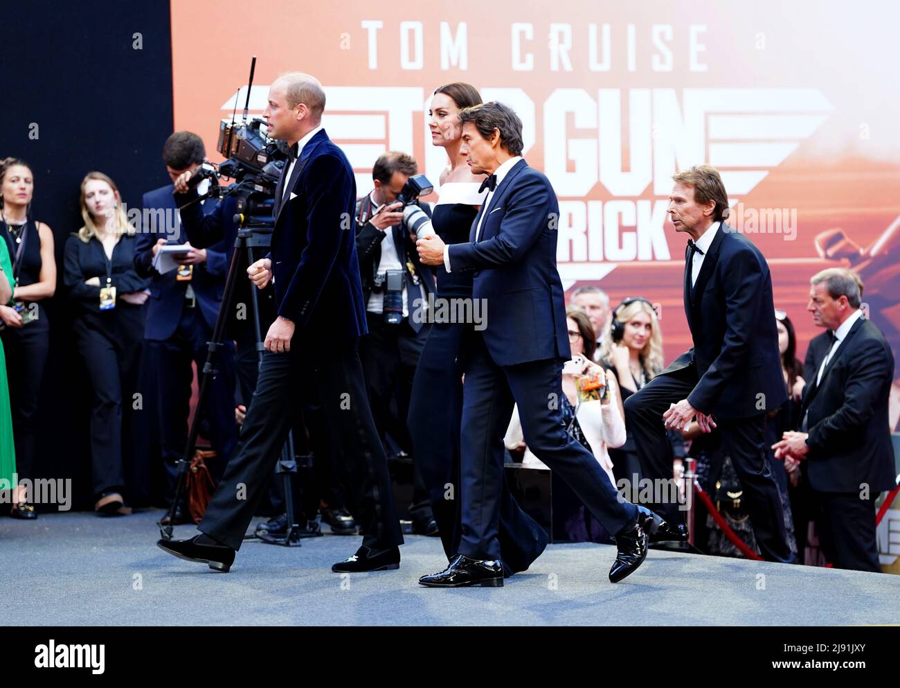 Le duc et la duchesse de Cambridge parlent à Tom Cruise tout en ...
